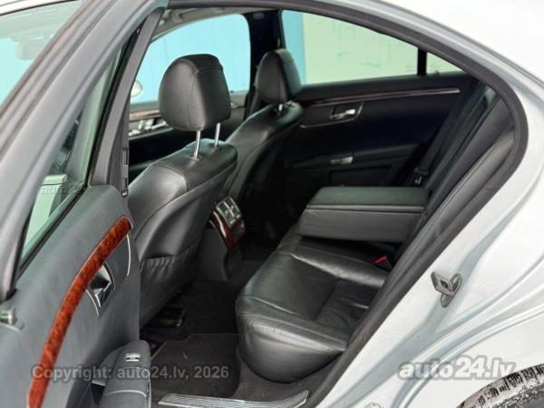 Grey Mercedes-Benz S-Class 2006 in Tallinn, with an engine capacity of 3.00 L and mileage of 325 thousand km for 5490 €, photo 8 on AUTOMOTO.COM.LV