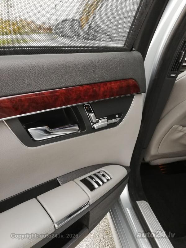 Grey Mercedes-Benz S-Class 2006 in Tallinn, with an engine capacity of 5.50 L and mileage of 267 thousand km for 8750 €, photo 10 on AUTOMOTO.COM.LV