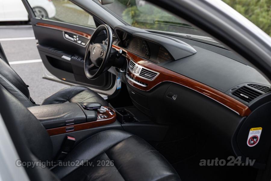 Pelēks Mercedes-Benz S-Class 2007 Tallina, ar dzinēja tilpumu 3.00 L un nobraukumu 368 tūkst. km par 6999 €, foto 9 vietnē AUTOMOTO.COM.LV
