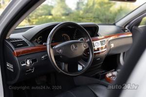 Pelēks Mercedes-Benz S-Class 2007 Tallina, ar dzinēja tilpumu 3.00 L un nobraukumu 368 tūkst. km par 6999 €, foto 22 vietnē AUTOMOTO.COM.LV