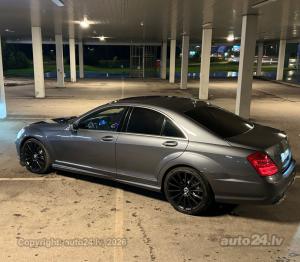Pelēks Mercedes-Benz S-Class 2008 Tallina, ar dzinēja tilpumu 3.00 L un nobraukumu 263 tūkst. km par 14999 €, foto  vietnē AUTOMOTO.COM.LV