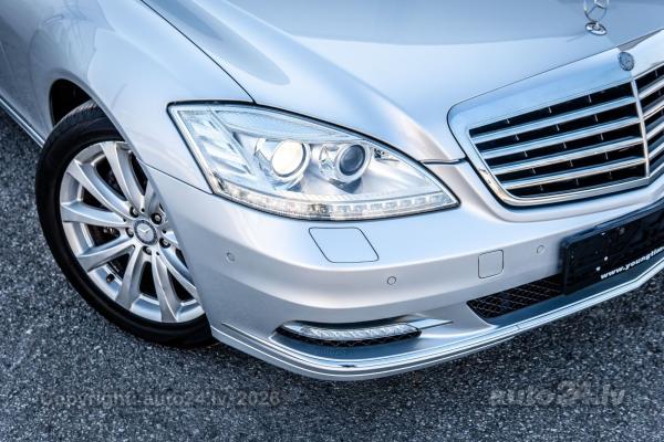 Pelēks Mercedes-Benz S-Class 2010 Valga, ar dzinēja tilpumu 3.50 L un nobraukumu 50 tūkst. km par 17950 €, foto 2 vietnē AUTOMOTO.COM.LV