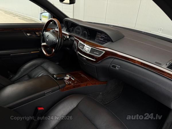 Grey Mercedes-Benz S-Class 2011 in Tallinn, with an engine capacity of 4.70 L and mileage of 274 thousand km for 18900 €, photo 10 on AUTOMOTO.COM.LV