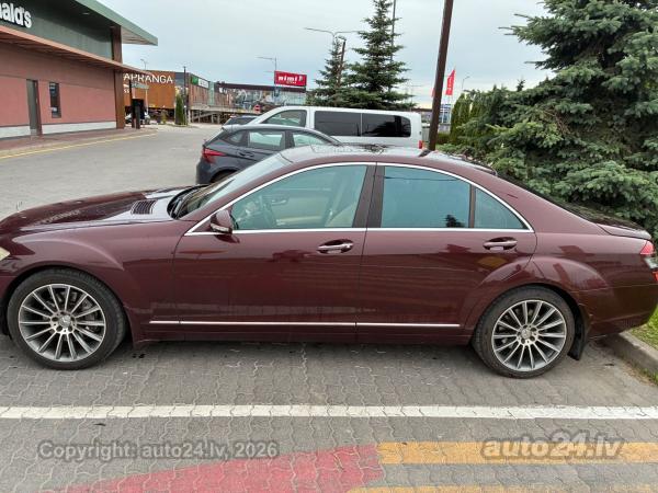 Красный Мерседес С Класс 2006 в Тарту, объемом двигателя 5.50 л и пробегом 385 тыс. км за 4999 €, фото 3 на AUTOMOTO.COM.LV
