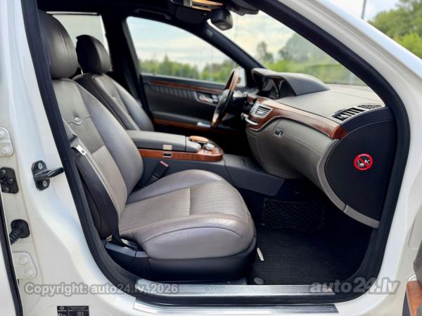 Balts Mercedes-Benz S-Class 2007 Hāpsalu, ar dzinēja tilpumu 3.00 L un nobraukumu 239 tūkst. km par 10700 €, foto 7 vietnē AUTOMOTO.COM.LV