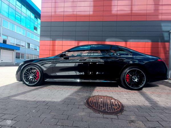 Melns Mercedes-Benz S63 AMG 2023 Viļņa, ar dzinēja tilpumu 3.98 L un nobraukumu 100 tūkst. km par 150000 €, foto 5 vietnē AUTOMOTO.COM.LV
