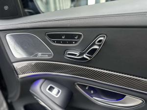 Черный Мерседес S63 AMG 2020 в Вильнюс, объемом двигателя 3.98 л и пробегом 93 тыс. км за 57500 €, фото 16 на AUTOMOTO.COM.LV