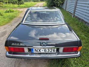 Black Mercedes-Benz sl-300 1985 in Riga, with an engine capacity of 2.96 L and mileage of 244 thousand km for 22400 €, photo 4 on AUTOMOTO.COM.LV