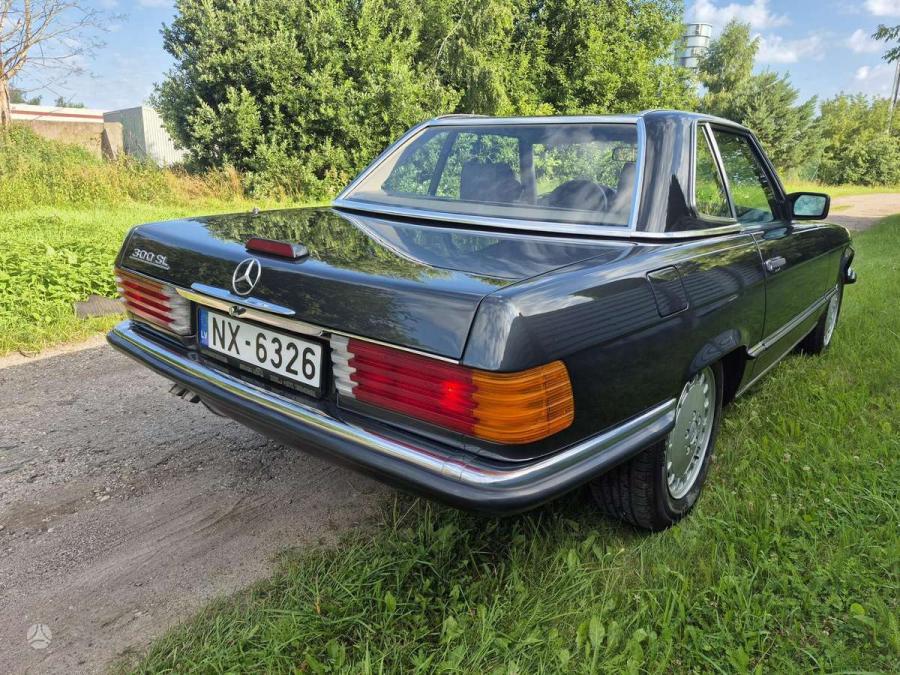 Black Mercedes-Benz sl-300 1985 in Riga, with an engine capacity of 2.96 L and mileage of 244 thousand km for 22400 €, photo 5 on AUTOMOTO.COM.LV