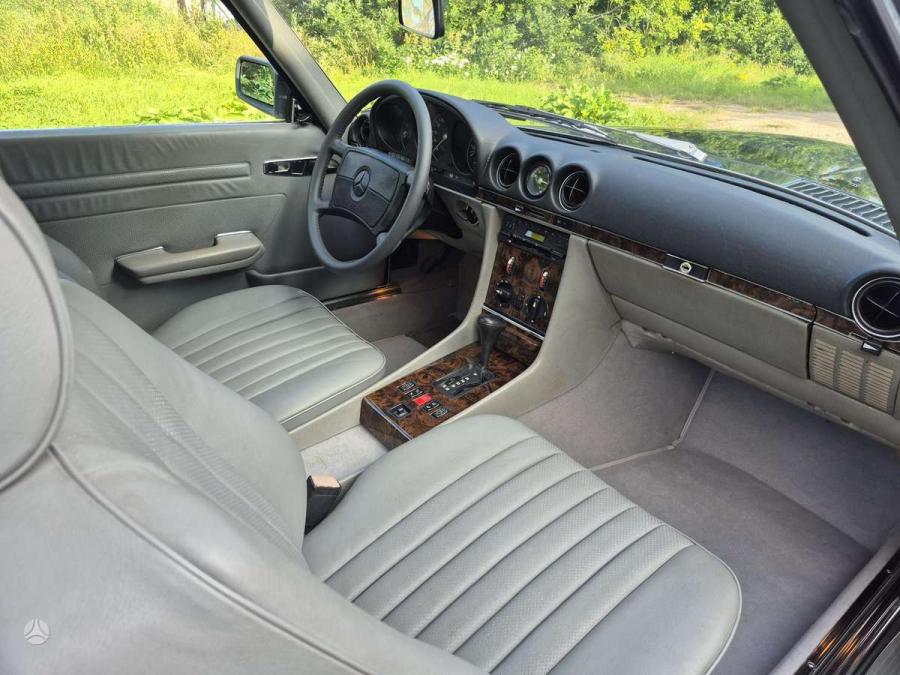 Black Mercedes-Benz sl-300 1985 in Riga, with an engine capacity of 2.96 L and mileage of 244 thousand km for 22400 €, photo 6 on AUTOMOTO.COM.LV