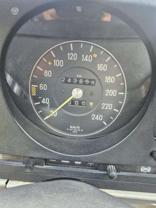 Black Mercedes-Benz sl-300 1985 in Riga, with an engine capacity of 2.96 L and mileage of 244 thousand km for 22400 €, photo 7 on AUTOMOTO.COM.LV