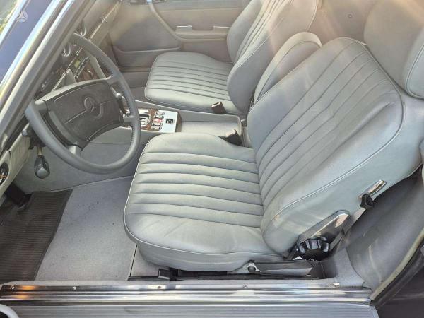 Black Mercedes-Benz sl-300 1985 in Riga, with an engine capacity of 2.96 L and mileage of 244 thousand km for 22400 €, photo 9 on AUTOMOTO.COM.LV