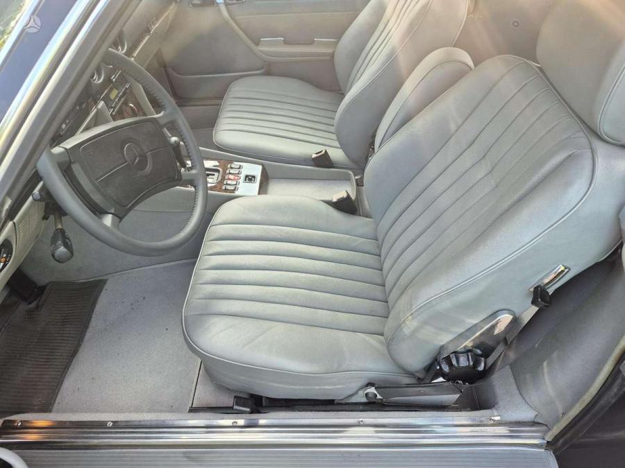 Black Mercedes-Benz sl-300 1985 in Riga, with an engine capacity of 2.96 L and mileage of 244 thousand km for 22400 €, photo 10 on AUTOMOTO.COM.LV