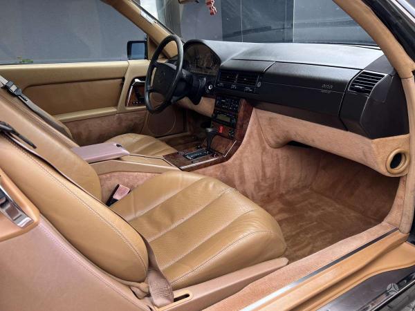 Черный Мерседес СЛ 500 1990 в Каунас, объемом двигателя 4.97 л и пробегом 200 тыс. км за 6999 €, фото 10 на AUTOMOTO.COM.LV
