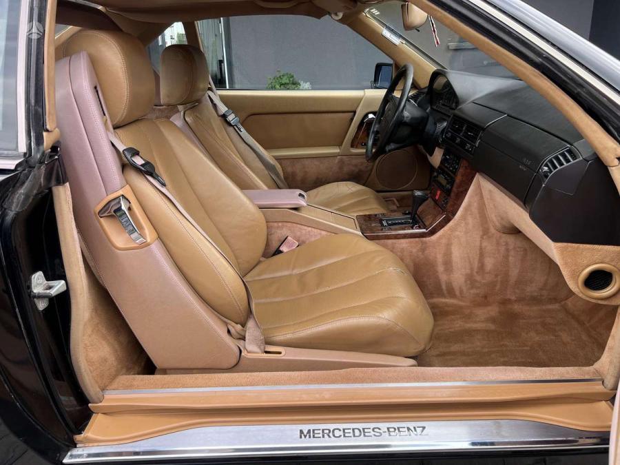 Черный Мерседес СЛ 500 1990 в Каунас, объемом двигателя 4.97 л и пробегом 200 тыс. км за 6999 €, фото 12 на AUTOMOTO.COM.LV