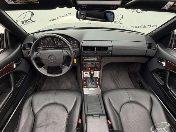 Black Mercedes-Benz SL 500 1998 in Vilnius, with an engine capacity of 4.97 L and mileage of 71 thousand km for 21900 €, photo 4 on AUTOMOTO.COM.LV
