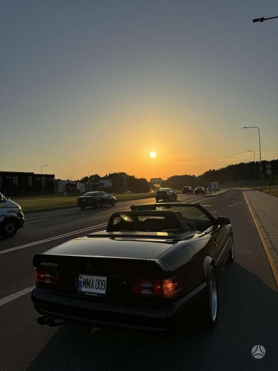 Melns Mercedes-Benz SL 500 1999 Viļņa, ar dzinēja tilpumu 5.00 L un nobraukumu 160 tūkst. km par 18000 €, foto 1 vietnē AUTOMOTO.COM.LV