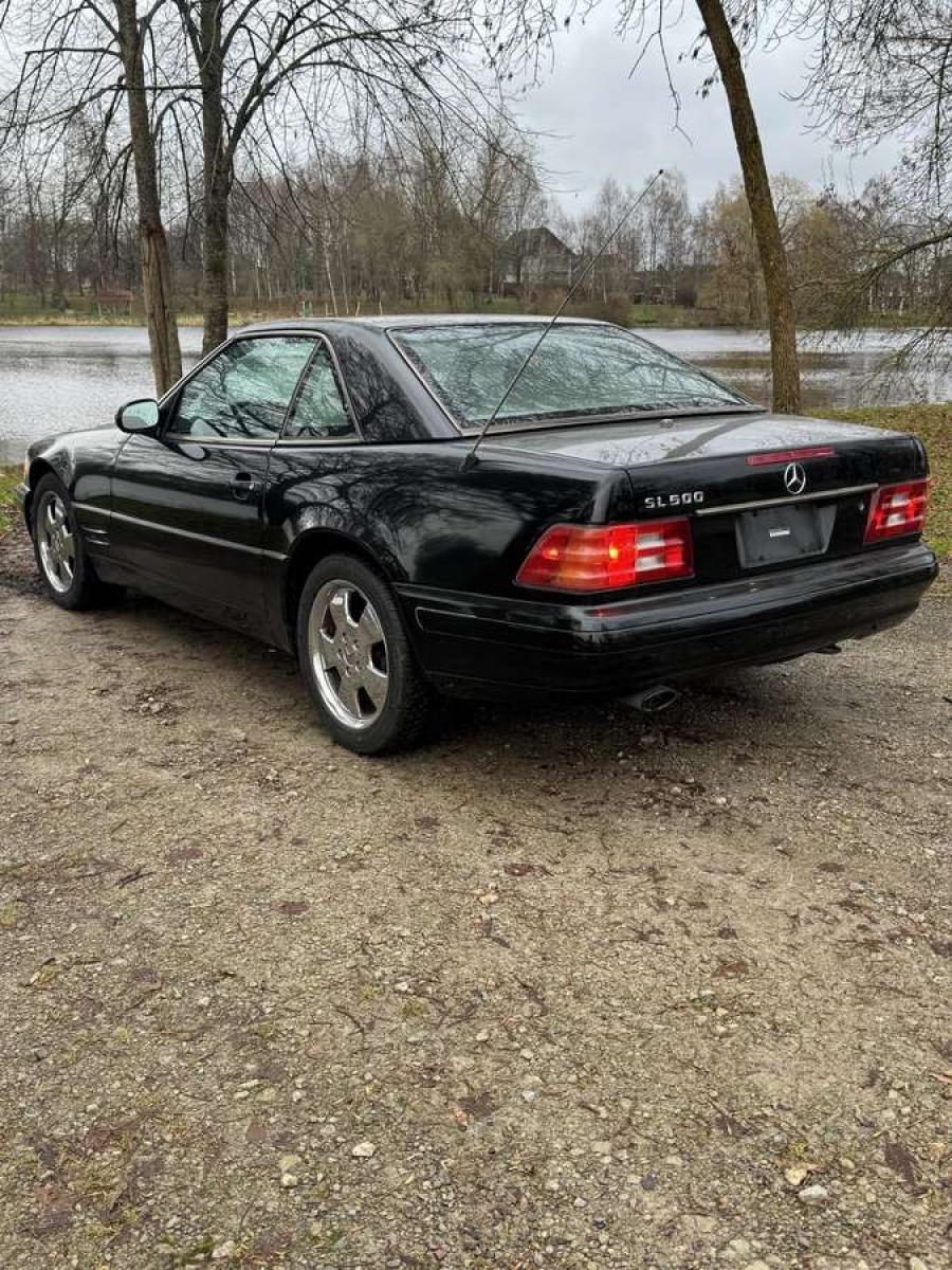 Black Mercedes-Benz SL 500 2000 in Kretinga, with an engine capacity of 5.00 L and mileage of 200 thousand km for 8000 €, photo 3 on AUTOMOTO.COM.LV