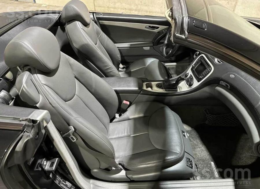 Black Mercedes-Benz SL 500 2001 in Riga, with an engine capacity of 5.00 L and mileage of 158 thousand km for 24888 €, photo 3 on AUTOMOTO.COM.LV