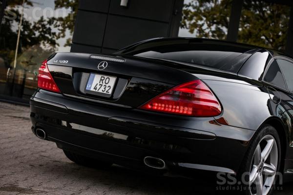Black Mercedes-Benz SL 500 2002 in Riga, with an engine capacity of 5.00 L and mileage of 0 thousand km for 14900 €, photo 5 on AUTOMOTO.COM.LV