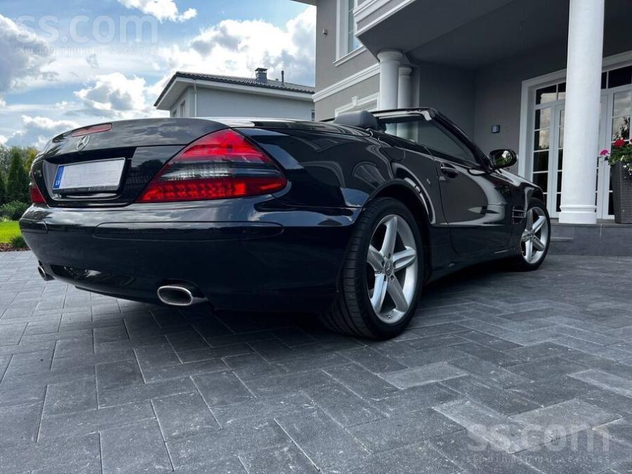 Black Mercedes-Benz SL 500 2003 in Riga, with an engine capacity of 5.00 L and mileage of 155 thousand km for 14500 €, photo 3 on AUTOMOTO.COM.LV