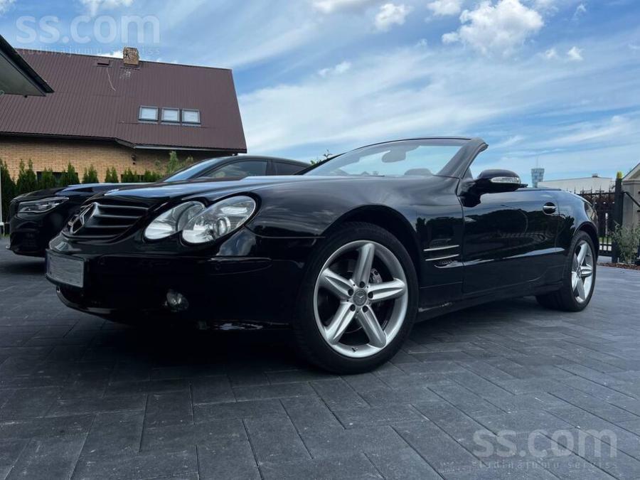 Black Mercedes-Benz SL 500 2003 in Riga, with an engine capacity of 5.00 L and mileage of 155 thousand km for 14500 €, photo 4 on AUTOMOTO.COM.LV