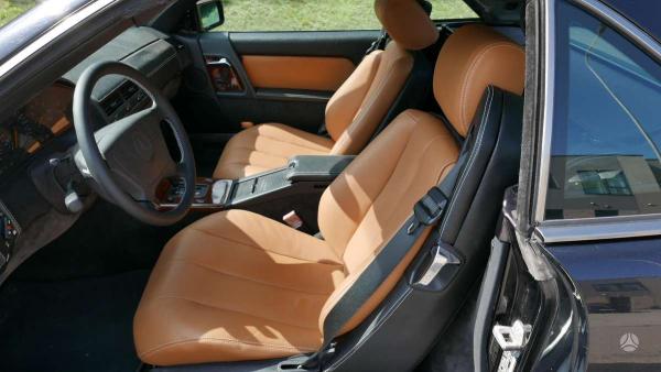 Melns Mercedes-Benz SL 500 1995 Viļņa, ar dzinēja tilpumu 4.97 L un nobraukumu 182 tūkst. km par 15900 €, foto 7 vietnē AUTOMOTO.COM.LV