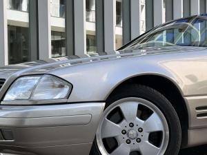 Brown Mercedes-Benz SL 500 1999 in Vilnius, with an engine capacity of 4.97 L and mileage of 155 thousand km for 24990 €, photo 3 on AUTOMOTO.COM.LV