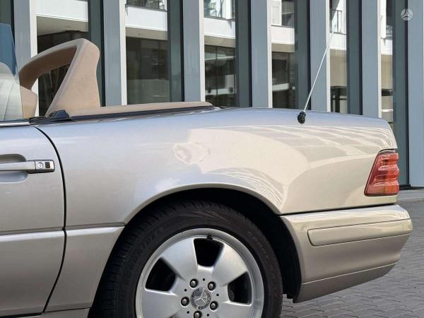 Brūns Mercedes-Benz SL 500 1999 Viļņa, ar dzinēja tilpumu 4.97 L un nobraukumu 155 tūkst. km par 24990 €, foto 3 vietnē AUTOMOTO.COM.LV