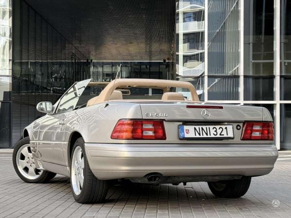 Brūns Mercedes-Benz SL 500 1999 Viļņa, ar dzinēja tilpumu 4.97 L un nobraukumu 155 tūkst. km par 24990 €, foto 4 vietnē AUTOMOTO.COM.LV