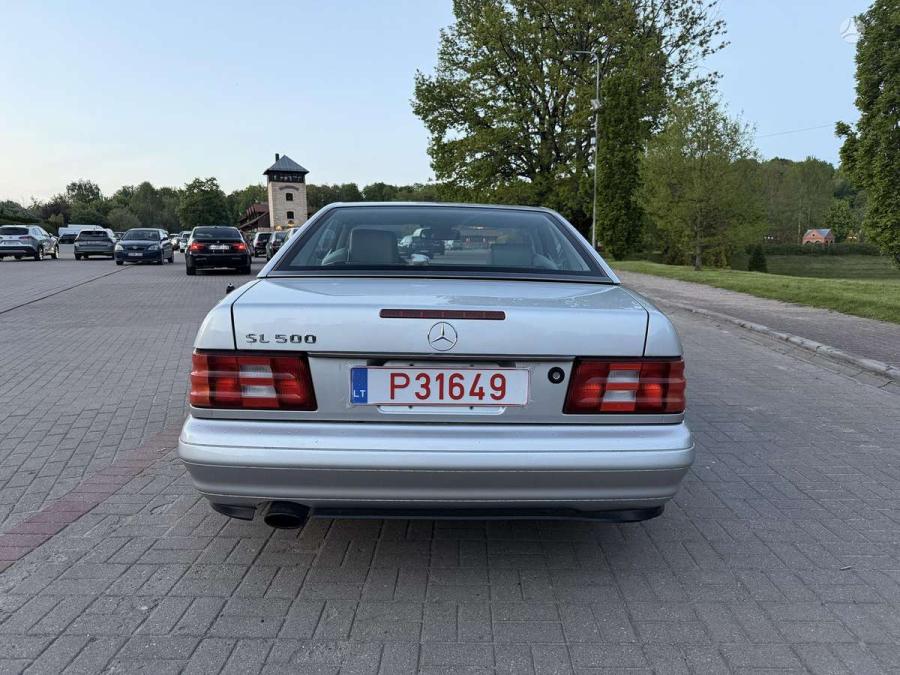 Pelēks Mercedes-Benz SL 500 1999 Viļņa, ar dzinēja tilpumu 5.00 L un nobraukumu 240 tūkst. km par 14000 €, foto 6 vietnē AUTOMOTO.COM.LV
