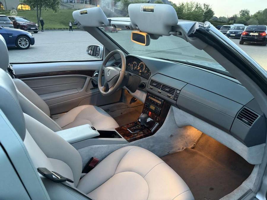 Pelēks Mercedes-Benz SL 500 1999 Viļņa, ar dzinēja tilpumu 5.00 L un nobraukumu 240 tūkst. km par 14000 €, foto 12 vietnē AUTOMOTO.COM.LV