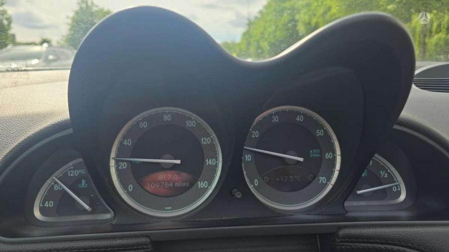 Pelēks Mercedes-Benz SL 500 2005 Kauņa, ar dzinēja tilpumu 5.00 L un nobraukumu 179 tūkst. km par 11999 €, foto 7 vietnē AUTOMOTO.COM.LV