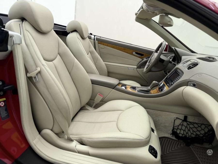 Sarkans Mercedes-Benz SL 500 2005 Viļņa, ar dzinēja tilpumu 5.00 L un nobraukumu 122 tūkst. km par 15500 €, foto 13 vietnē AUTOMOTO.COM.LV