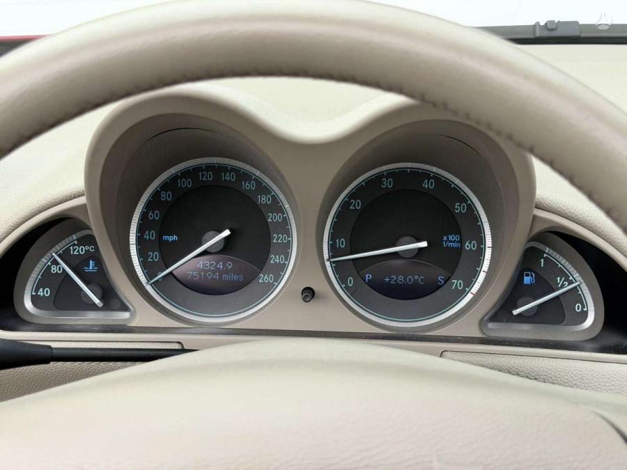 Sarkans Mercedes-Benz SL 500 2005 Viļņa, ar dzinēja tilpumu 5.00 L un nobraukumu 122 tūkst. km par 15500 €, foto 18 vietnē AUTOMOTO.COM.LV