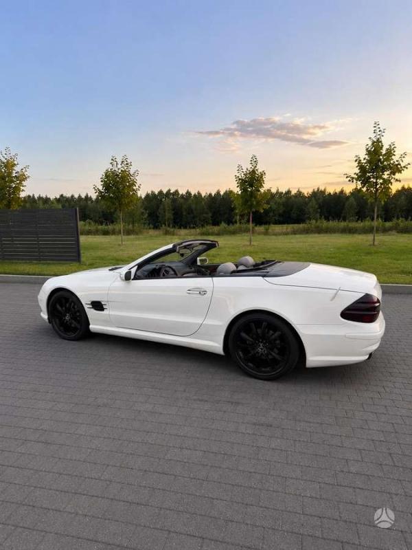 White Mercedes-Benz SL 500 2004 in Panevezys, with an engine capacity of 5.00 L and mileage of 86 thousand km for 19000 €, photo 3 on AUTOMOTO.COM.LV