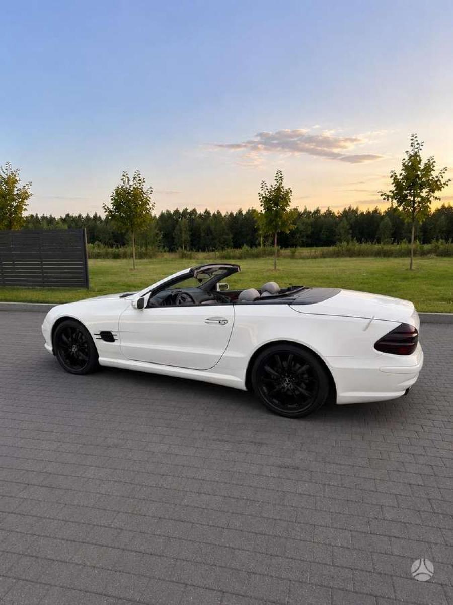 White Mercedes-Benz SL 500 2004 in Panevezys, with an engine capacity of 5.00 L and mileage of 86 thousand km for 19000 €, photo 4 on AUTOMOTO.COM.LV