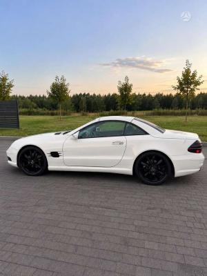 White Mercedes-Benz SL 500 2004 in Panevezys, with an engine capacity of 5.00 L and mileage of 86 thousand km for 19000 €, photo 5 on AUTOMOTO.COM.LV