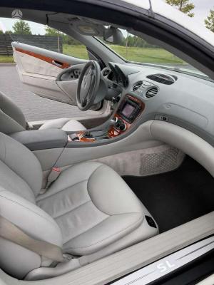 White Mercedes-Benz SL 500 2004 in Panevezys, with an engine capacity of 5.00 L and mileage of 86 thousand km for 19000 €, photo 6 on AUTOMOTO.COM.LV