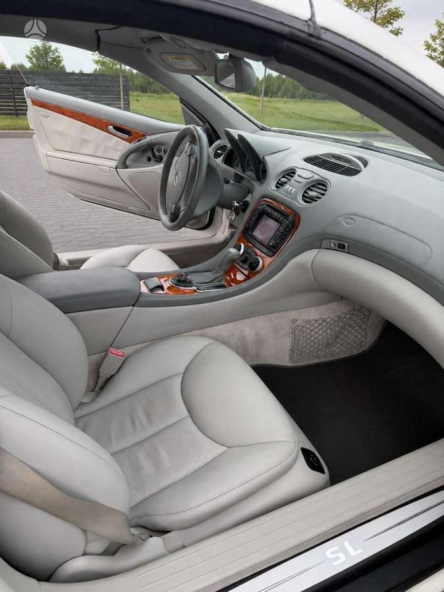 White Mercedes-Benz SL 500 2004 in Panevezys, with an engine capacity of 5.00 L and mileage of 86 thousand km for 19000 €, photo 6 on AUTOMOTO.COM.LV