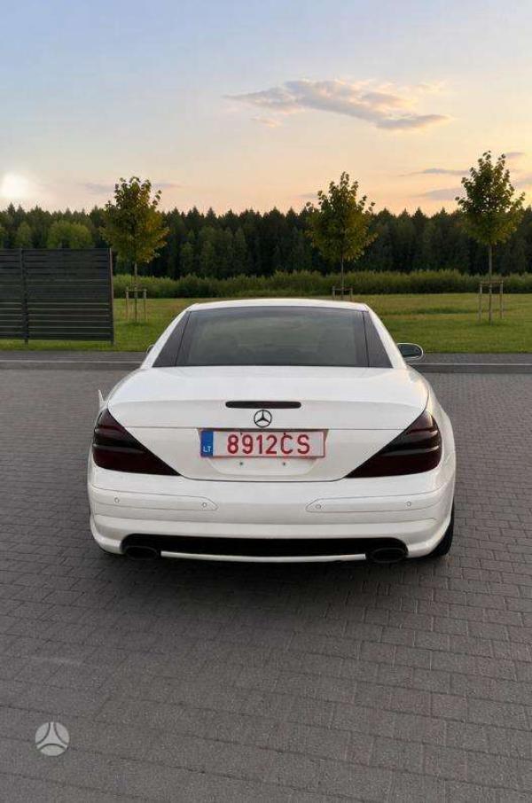 White Mercedes-Benz SL 500 2004 in Panevezys, with an engine capacity of 5.00 L and mileage of 86 thousand km for 19000 €, photo 8 on AUTOMOTO.COM.LV