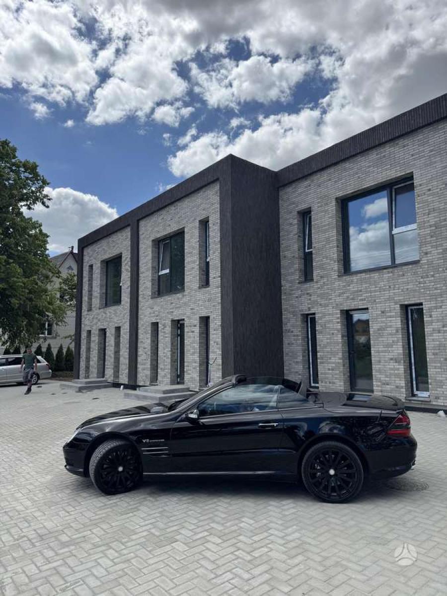Black Mercedes-Benz SL 55 AMG 2003 in Kaunas, with an engine capacity of 5.44 L and mileage of 122 thousand km for 23999 €, photo 15 on AUTOMOTO.COM.LV