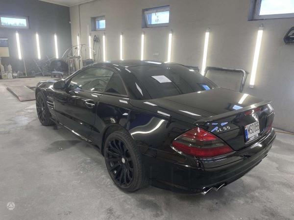 Black Mercedes-Benz SL 55 AMG 2003 in Kaunas, with an engine capacity of 5.44 L and mileage of 122 thousand km for 23999 €, photo 3 on AUTOMOTO.COM.LV