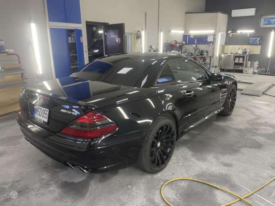 Black Mercedes-Benz SL 55 AMG 2003 in Kaunas, with an engine capacity of 5.44 L and mileage of 122 thousand km for 23999 €, photo 4 on AUTOMOTO.COM.LV