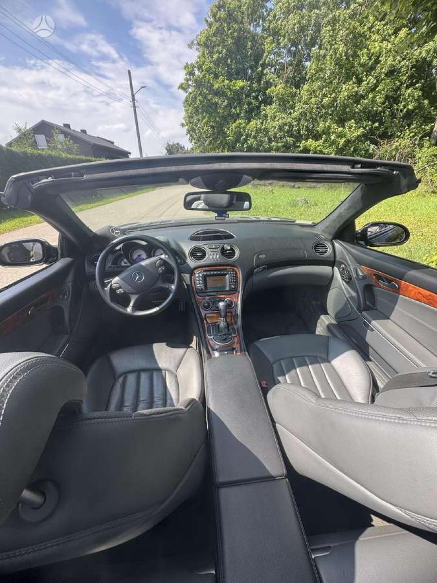 Black Mercedes-Benz SL 55 AMG 2003 in Kaunas, with an engine capacity of 5.44 L and mileage of 122 thousand km for 23999 €, photo 31 on AUTOMOTO.COM.LV