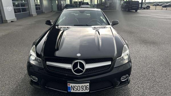 Black Mercedes-Benz sl-550 2011 in Klaipeda, with an engine capacity of 5.50 L and mileage of 104 thousand km for 24200 €, photo 5 on AUTOMOTO.COM.LV