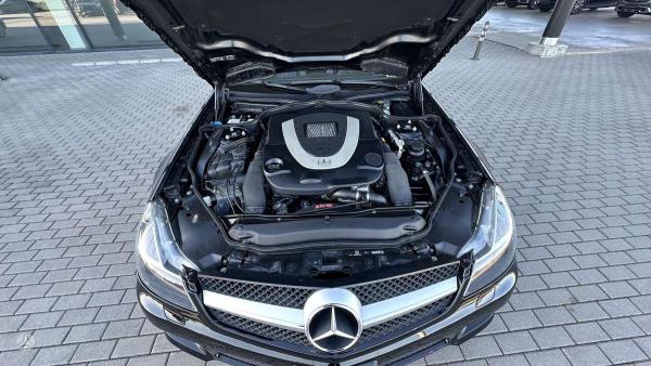 Black Mercedes-Benz sl-550 2011 in Klaipeda, with an engine capacity of 5.50 L and mileage of 104 thousand km for 24200 €, photo 8 on AUTOMOTO.COM.LV