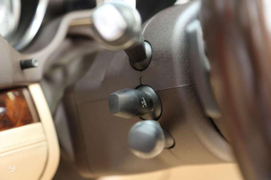 Красный Мерседес sl-550 2016 в Вильнюс, объемом двигателя 4.70 л и пробегом 104 тыс. км за 29900 €, фото 26 на AUTOMOTO.COM.LV