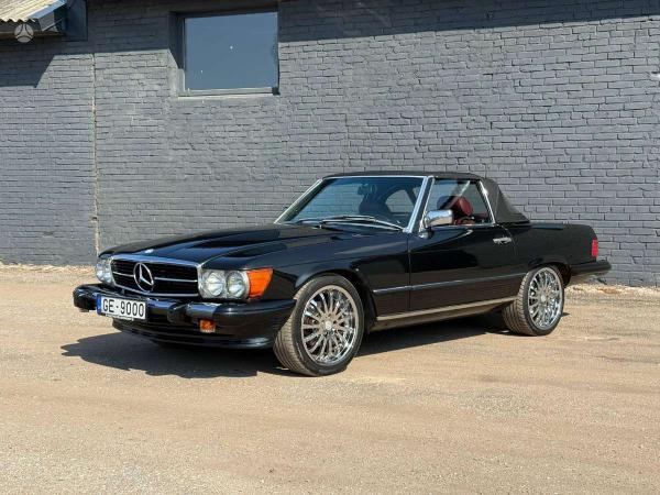 Black Mercedes-Benz SL 560 1989 in Daugavpils, with an engine capacity of 5.55 L and mileage of 135 thousand km for 23000 €, photo 1 on AUTOMOTO.COM.LV
