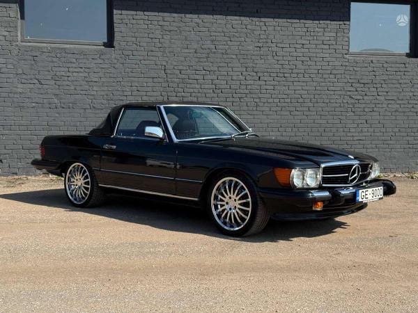 Black Mercedes-Benz SL 560 1989 in Daugavpils, with an engine capacity of 5.55 L and mileage of 135 thousand km for 23000 €, photo 2 on AUTOMOTO.COM.LV